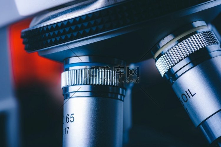 实验室内带金属透镜的科学显微镜特写，实验室设备-光学显微镜。高清摄影大图-千库网