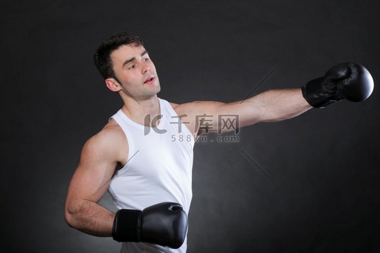 肖像运动员拳击手在工作室反对黑暗背景高清摄影大图-千库网