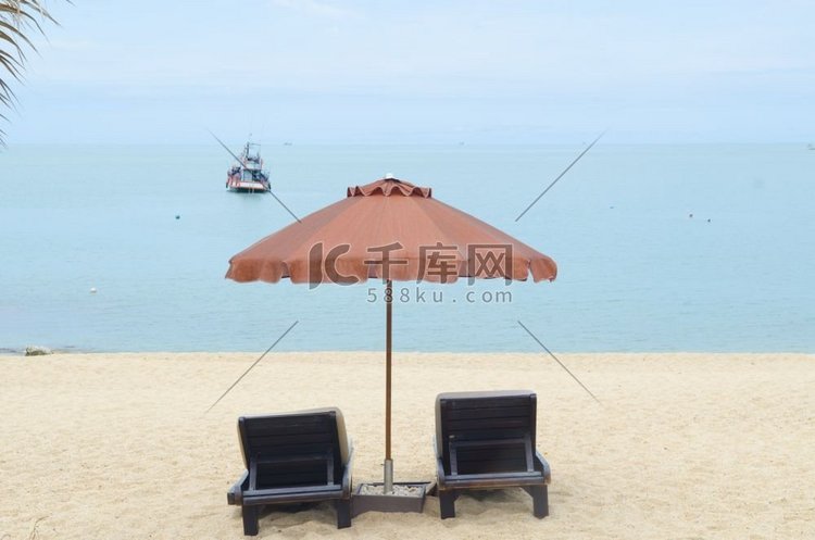 睡在泰国蓝天美丽的海滩上高清摄影大图-千库网