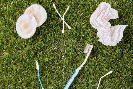 回收利用、垃圾处理、环境生态概念—草地上的垃圾特写。关闭使用过的垃圾在草地高清摄影大图-千库网