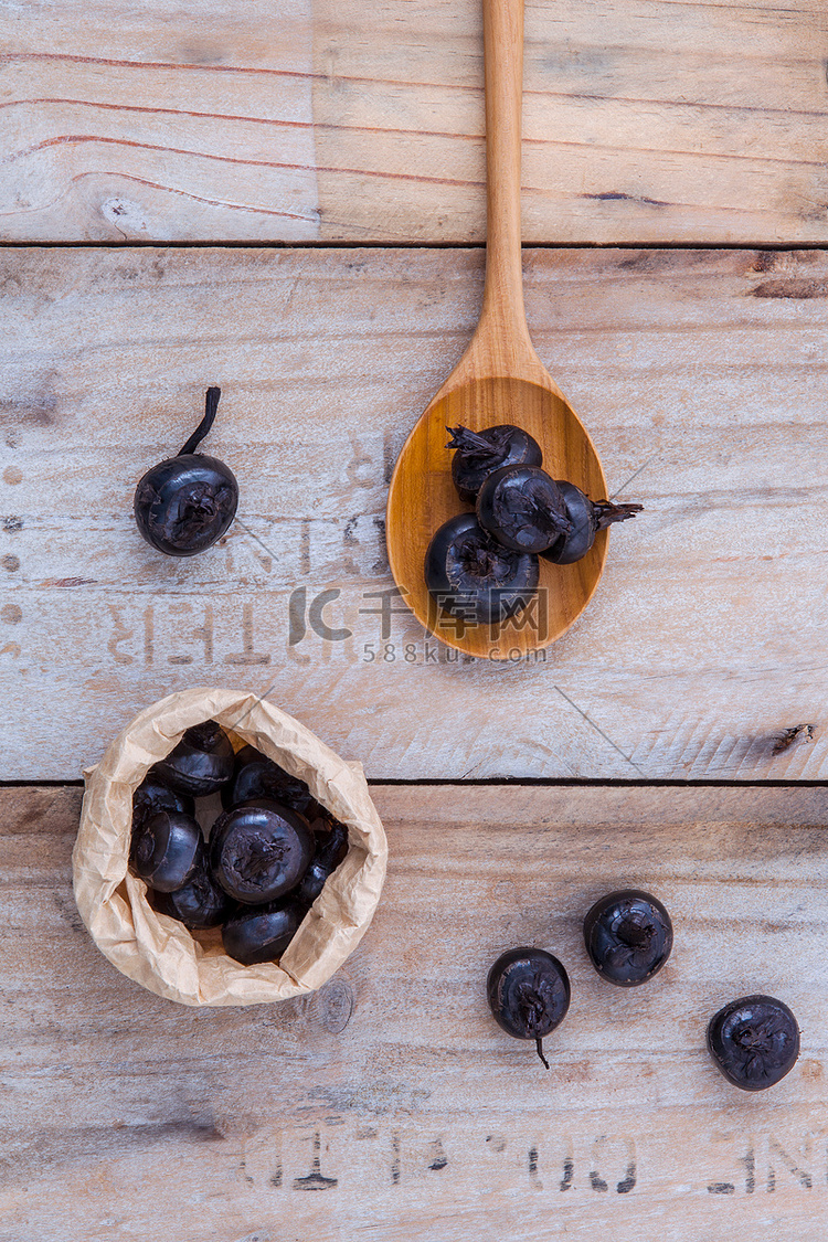Chinese water chestnut ,water nut or Matai roots in wooden spoon高清摄影大图-千库网