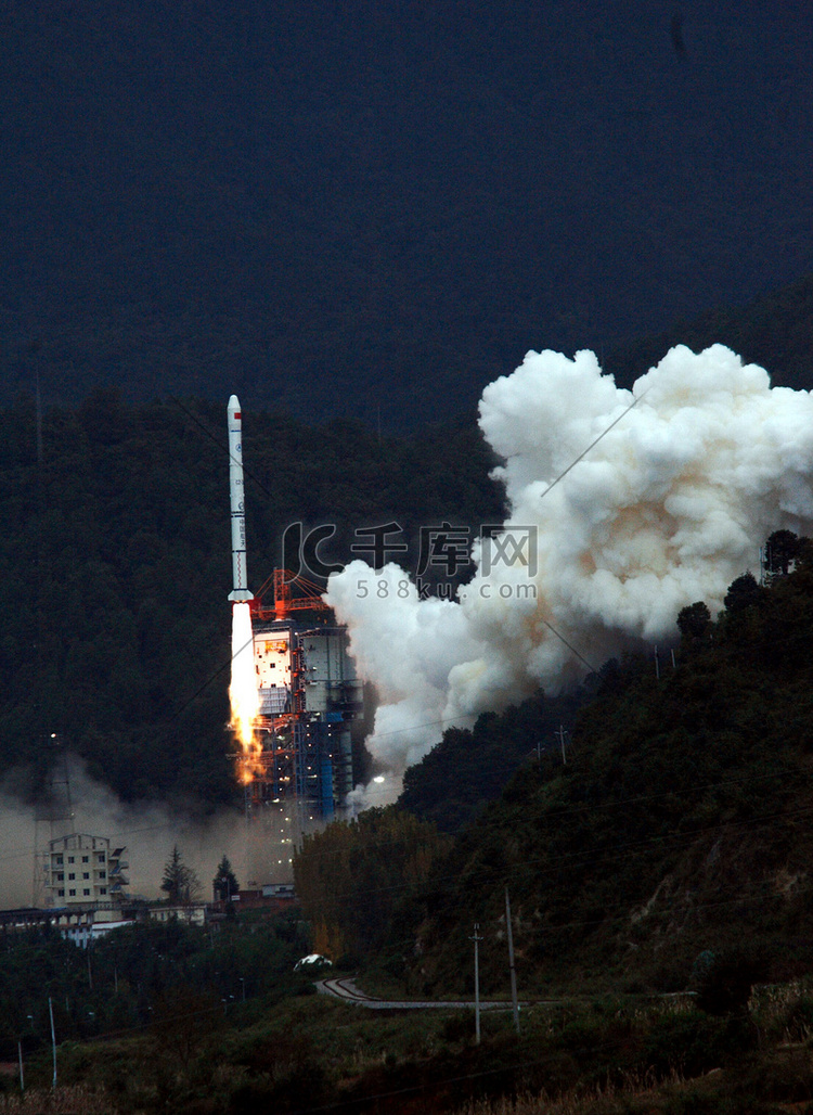 2007年10月24日，一枚运载变月月卫星的长征火箭Cz-3a在中国西南四川省西昌卫星发射中心发射升空高清摄影大图-千库网