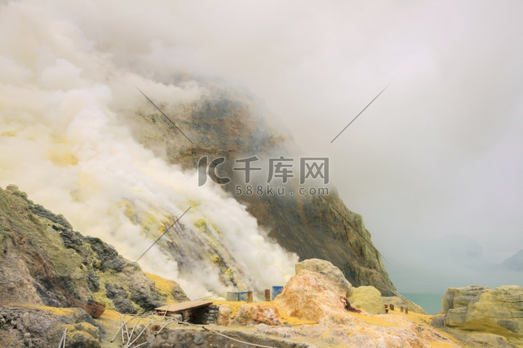 印度尼西亚爪哇岛Khawa Ijen火山口硫磺矿景观高清摄影大图-千库网