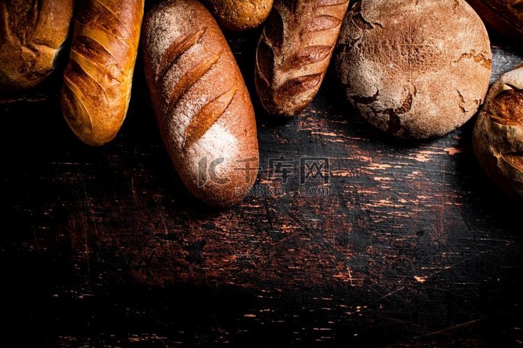 新鲜脆皮咖啡豆夏威夷果面包高清摄影大图-千库网