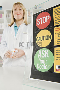 站在招牌旁的女药剂师高清摄影大图-千库网