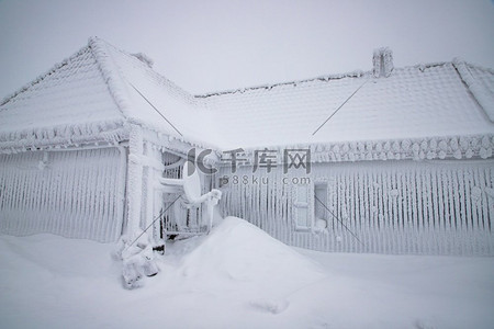 神奇的冻结冬季景观与雪覆盖冷杉树高清摄影大图-千库网