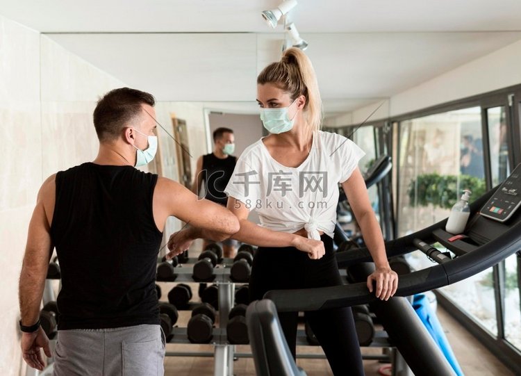 女人男人用肘敬礼对方健身房高清摄影大图-千库网