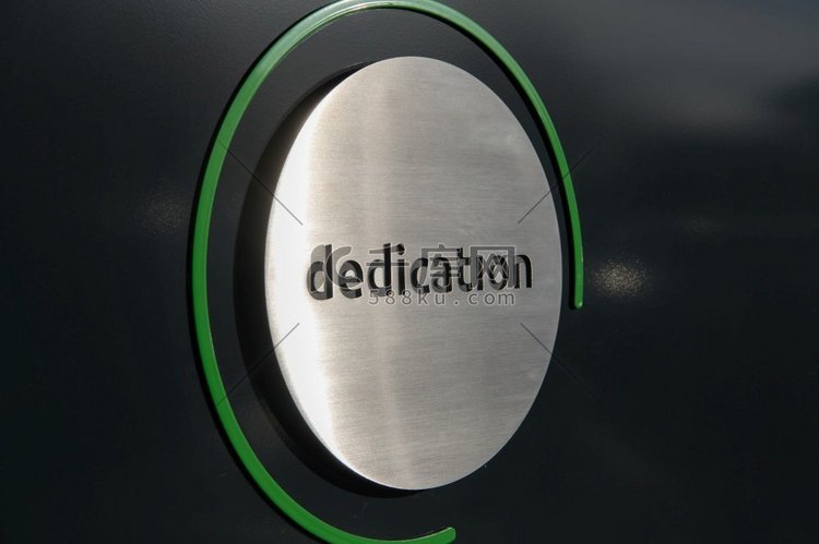 在一块金属上雕刻 CNC 机器。文字图片商品标签高清摄影大图-千库网