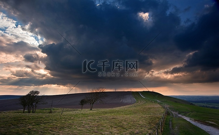 绵延起伏的山丘上美丽的乡村风光，美丽的云层高清摄影大图-千库网