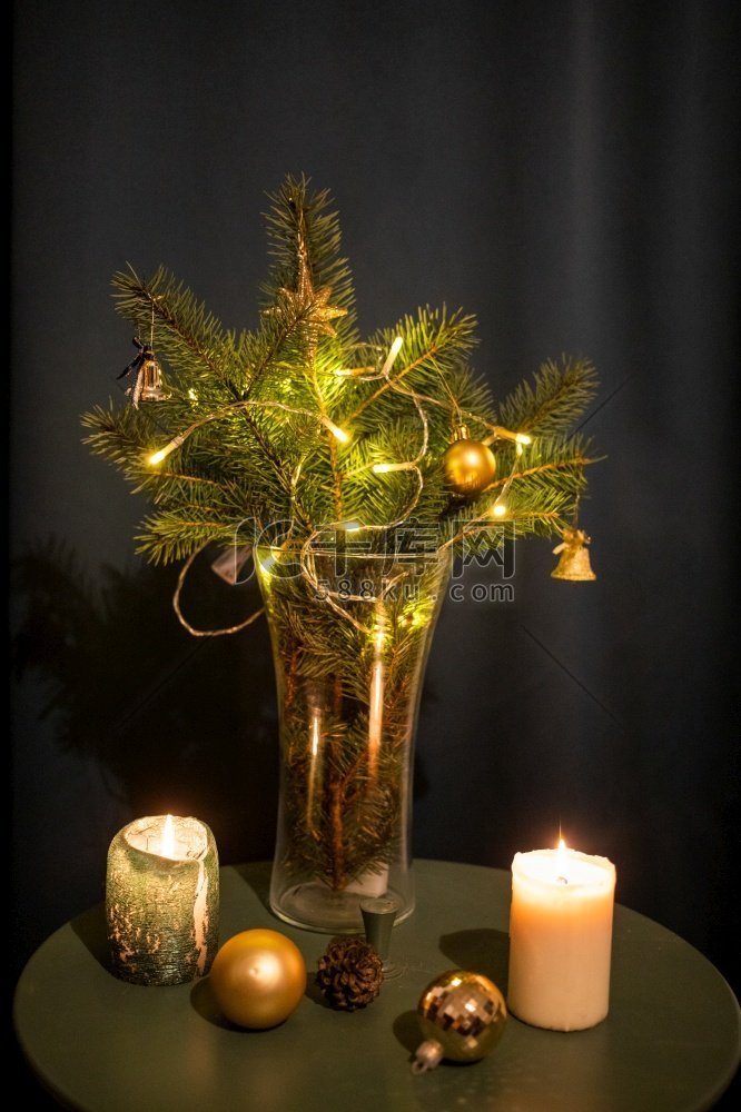 家里桌子上的圣诞装饰品吸顶灯人物活动高清摄影大图-千库网