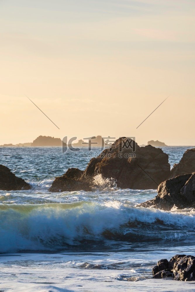令人惊叹的日出超过Kynance湾景观在科温纳尔英格兰与充满活力的天空和美丽的绿松石海洋高清摄影大图-千库网