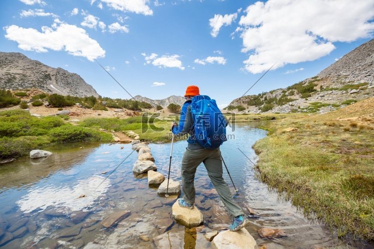 在夏天的山上徒步旅行的人。美丽的自然景观。高清摄影大图-千库网