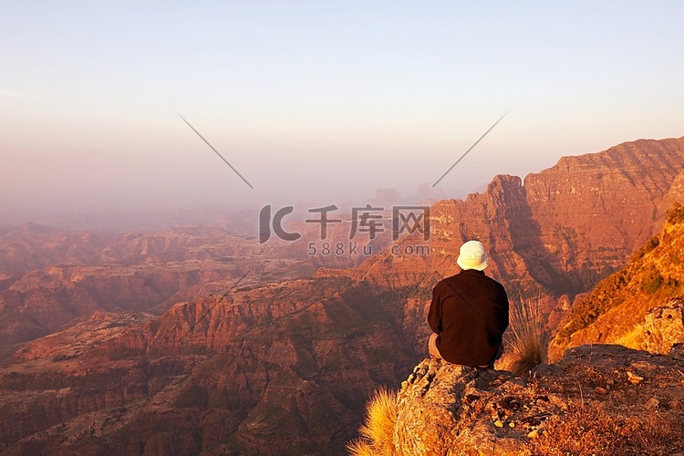 埃塞俄比亚西米恩山区的徒步旅行者高清摄影大图-千库网