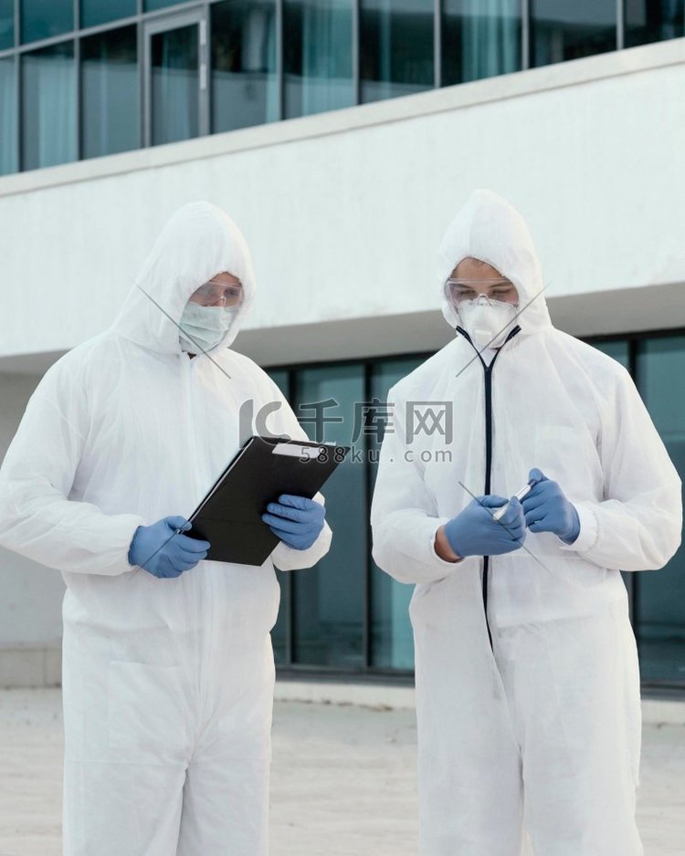 人们穿着防止生物危害的防护服高清摄影大图-千库网