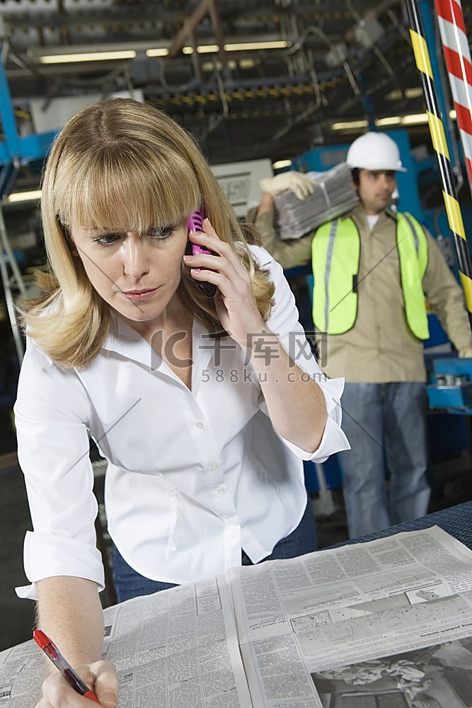 如下工厂女工检查报纸发现美女儿童高清摄影大图-千库网