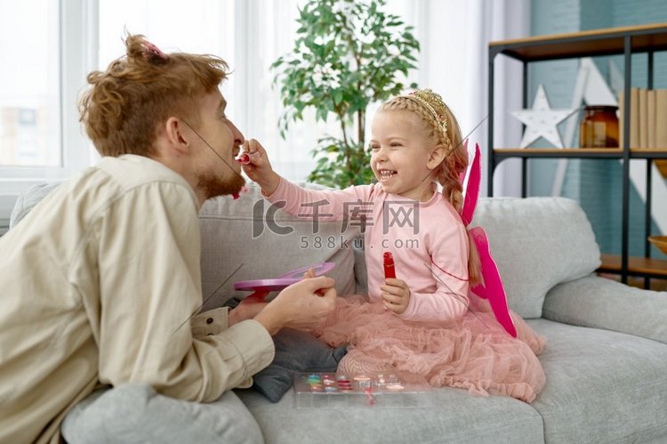 女儿与爸爸在家里快乐化妆共度时光高清摄影大图 千库网