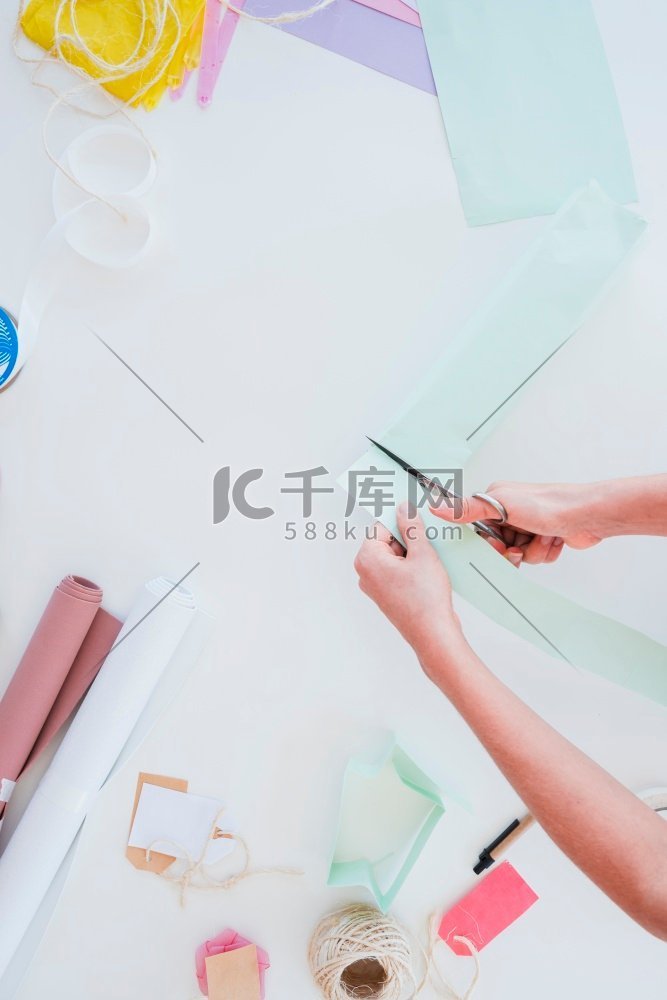 关闭了妇女切割卡片纸与tagem高清摄影大图-千库网