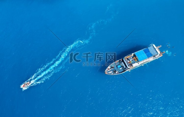 夏日海岸游艇观鲸高清摄影大图-千库网