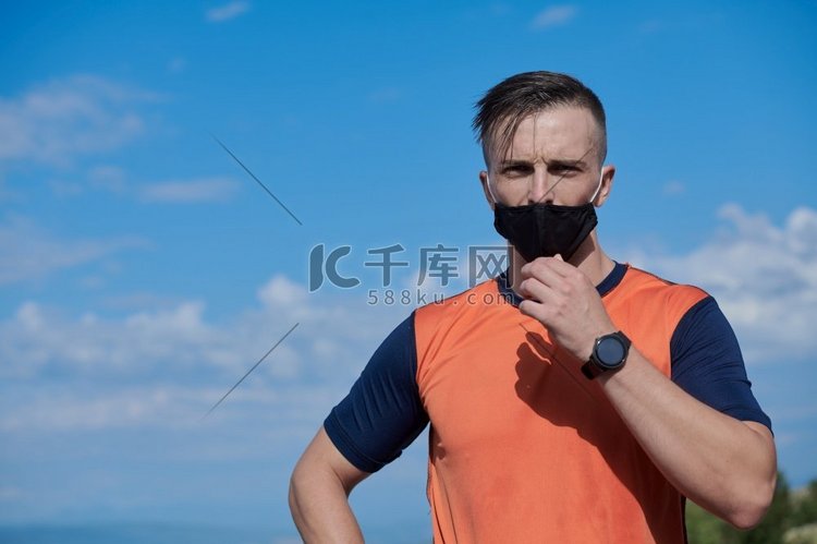 运动型男子，带防护面罩，跑步后休息和放松高清摄影大图-千库网