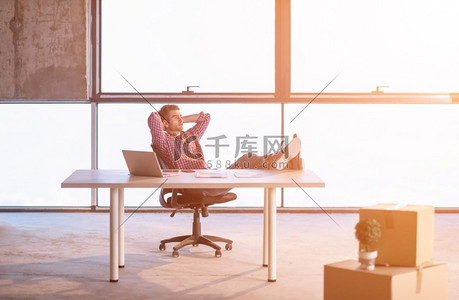 业务、人员、男性、窗口高清摄影大图-千库网