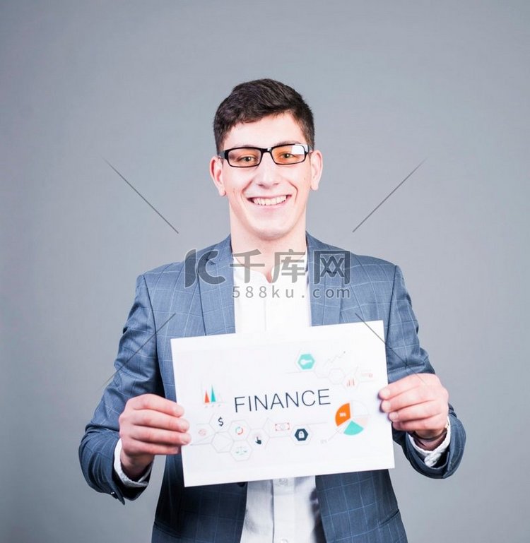 商人拿着印有金融字样的纸微笑高清摄影大图-千库网