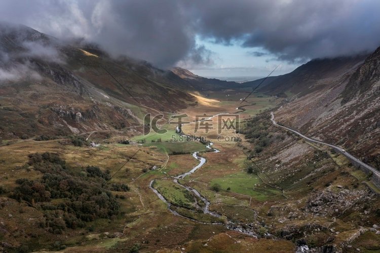 从Llyn Idwal戏剧性的天空和复制空间俯瞰Nant Fracon山谷的秋季飞行无人机令人惊叹的史诗般的风景图像高清摄影大图-千库网