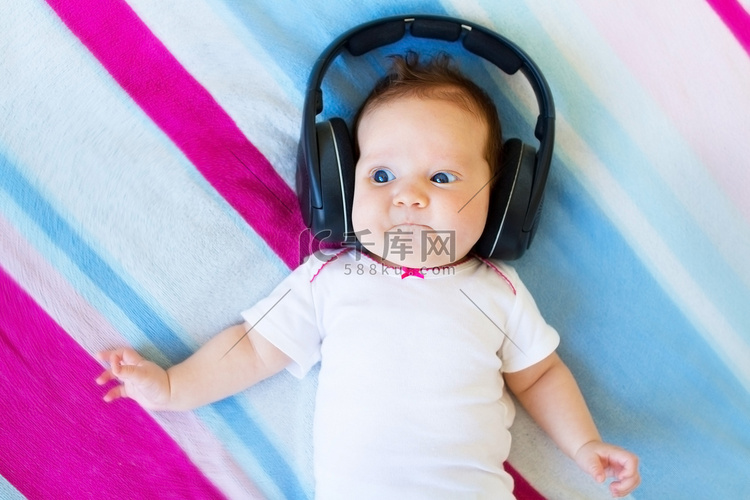 Baby listening to music高清摄影大图-千库网