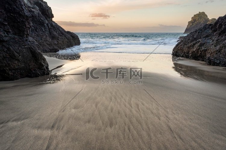 令人惊叹的日出超过Kynance湾景观在康沃尔英格兰与充满活力的天空和美丽的绿松石海洋高清摄影大图-千库网