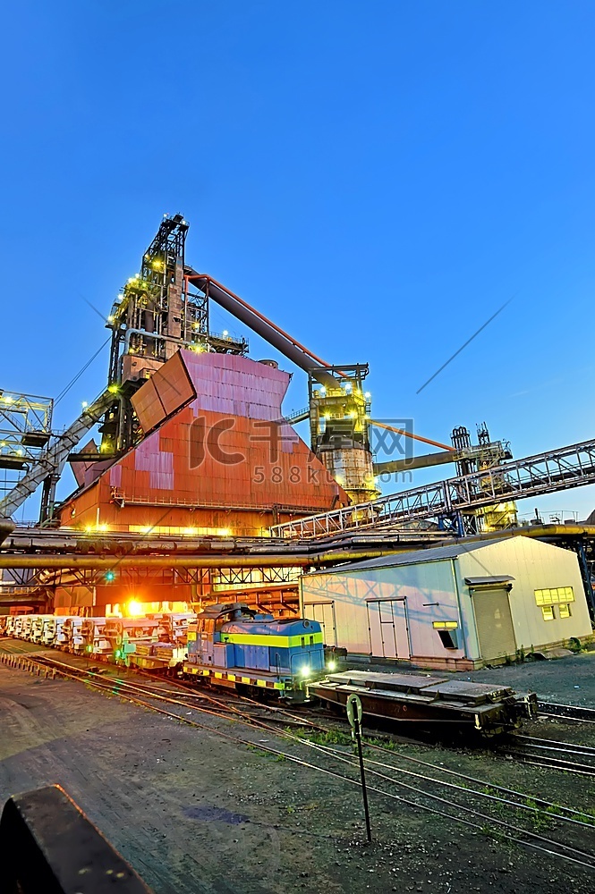 钢铁厂在夜间开炮高清摄影大图-千库网