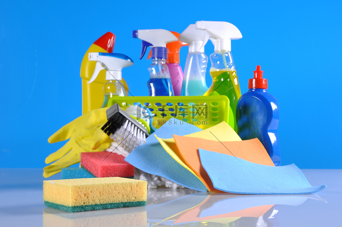 清洗饱和的蓝色背景上的概念高清摄影大图-千库网