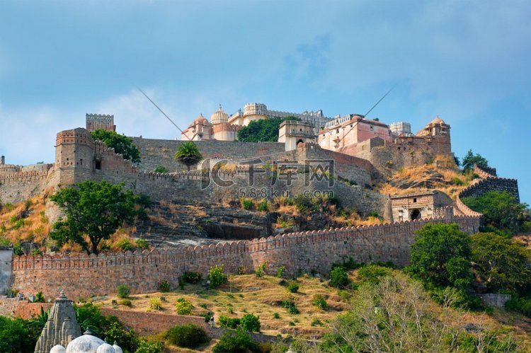 复古复古效果过滤时髦风格的形象昆巴加尔堡著名的印度旅游地标。印度拉贾斯坦邦。Kumbhalgarh Fort，印度高清摄影大图-千库网