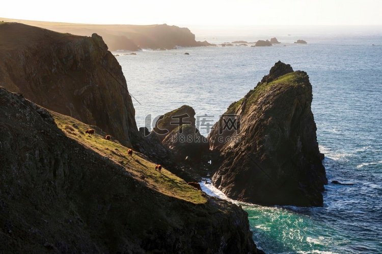令人惊叹的日出超过Kynance湾景观在科温纳尔英格兰与充满活力的天空和美丽的绿松石海洋高清摄影大图-千库网