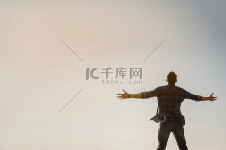 张开双臂仰望天空的男人。高分辨率照片。张开双臂仰望天空的男人。高品质的照片高清摄影大图-千库网