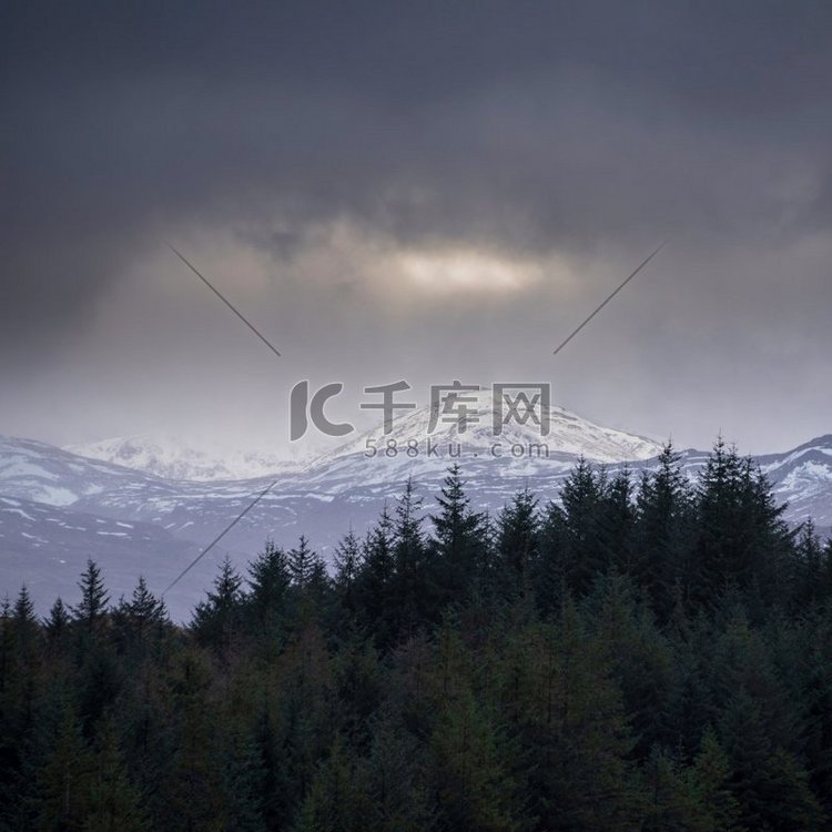 戏剧性冬季风暴日落云的风景图象在Beinn Toaig和Stob A Choire Odhair的高峰在苏格兰高地’高清摄影大图-千库网