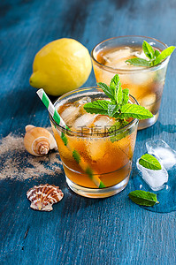 Fresh cold iced tea with mint, ice and lemons, refreshing drink高清摄影大图-千库网