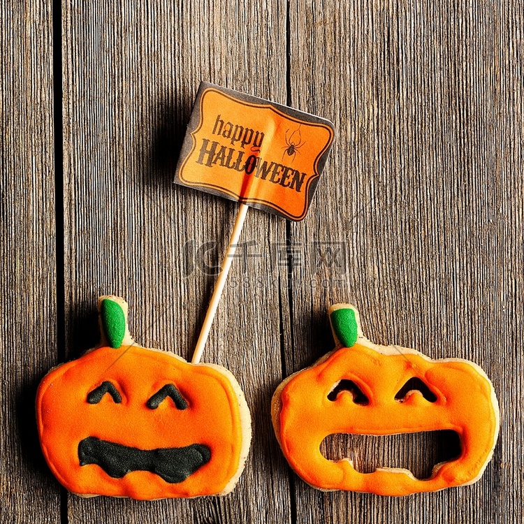 万圣节自制姜饼饼干放在木桌上高清摄影大图-千库网