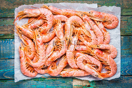 fresh raw prawns on paper 高清摄影大图-千库网