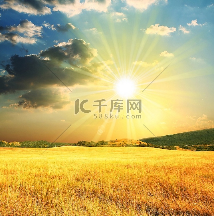 美丽的田野秋天的草原高清摄影大图-千库网