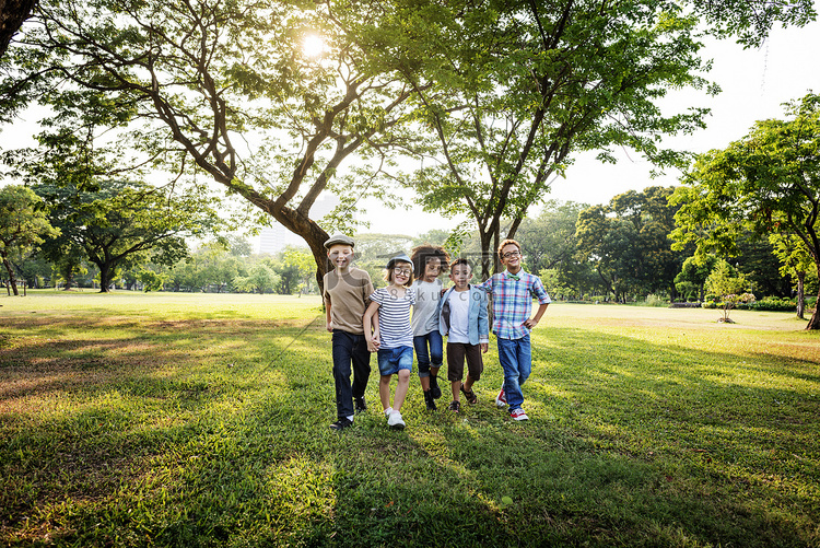 Happy kids playing in park高清摄影大图-千库网