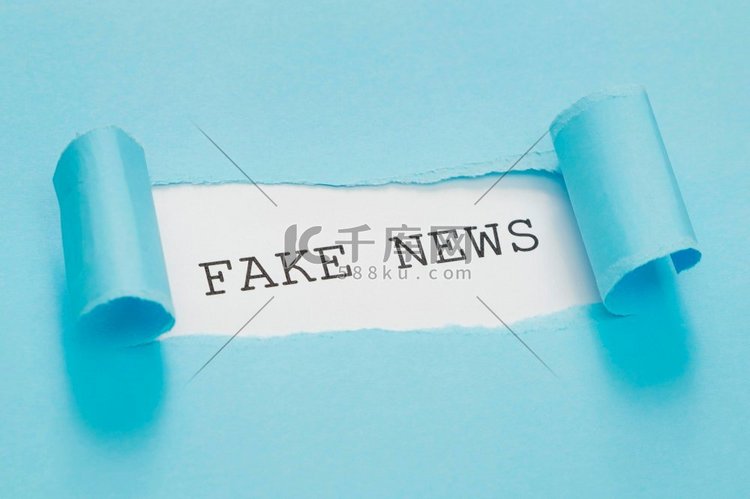 高视图假新闻消息撕红纸。手机支架文字图片高清摄影大图-千库网