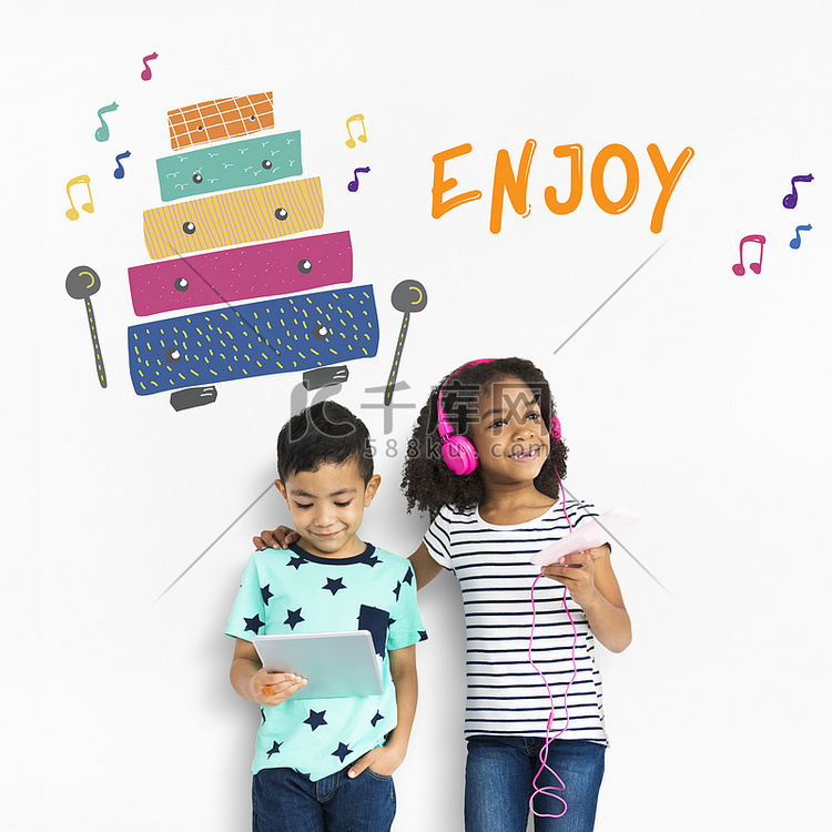 多族裔儿童使用数码设备高清摄影大图-千库网