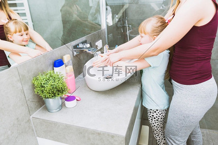 作物妈妈帮女儿洗手高清摄影大图-千库网