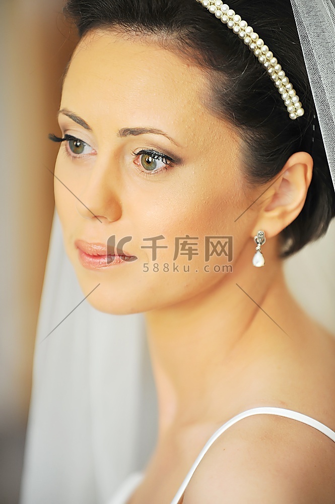 画室里美丽时尚的新娘肖像高清摄影大图-千库网