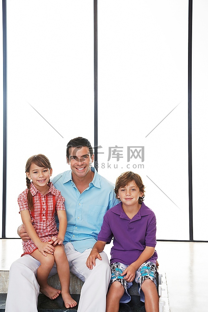 父亲和儿子7 9和女儿5 6坐在室内高清摄影大图 千库网