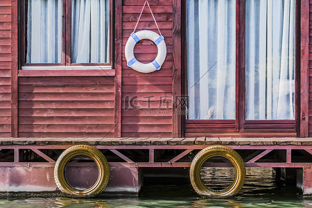 Old Wooden Red Raft Weekend Hut on Sava River - Detail高清摄影大图-千库网