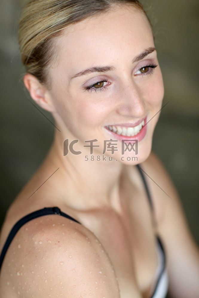 在水疗胜地放松的美女肖像高清摄影大图-千库网