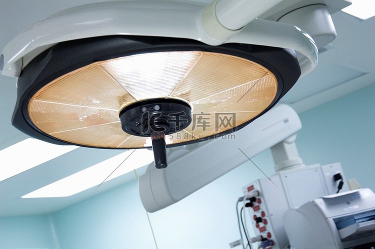 手术室内的手术灯。高清摄影大图-千库网