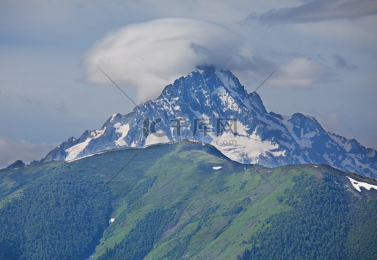 山峦冰雪中的高加索国家公园高清摄影大图-千库网