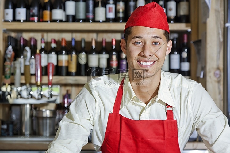 一位英俊的年轻调酒师在酒吧微笑的肖像高清摄影大图-千库网