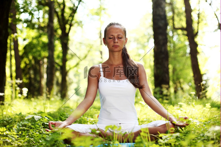 瑜伽女子在森林的绿色草地上瑜珈美女高清摄影大图-千库网
